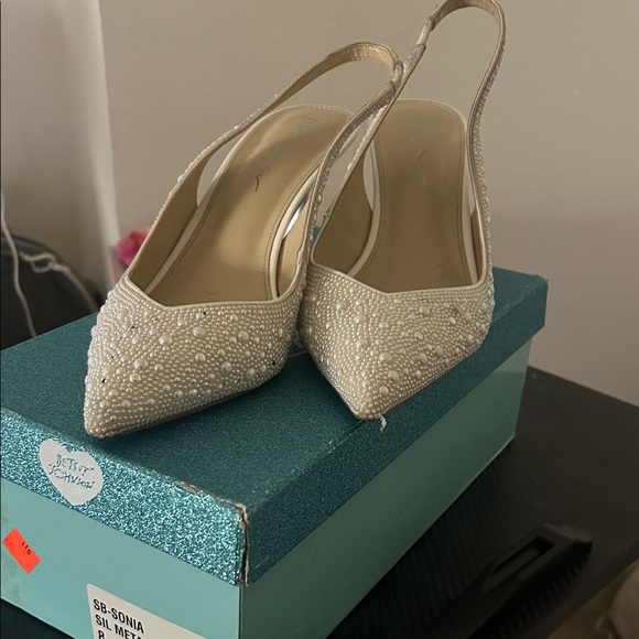 Betsey Johnson | Shoes | Betsy Johnson Cream Slingback Heels | Poshmark